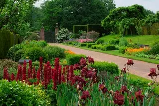 Jubilæumsvandringen er designet med blomstrende bede, der bevæger sig fra varme til kolde farver langs turens længde