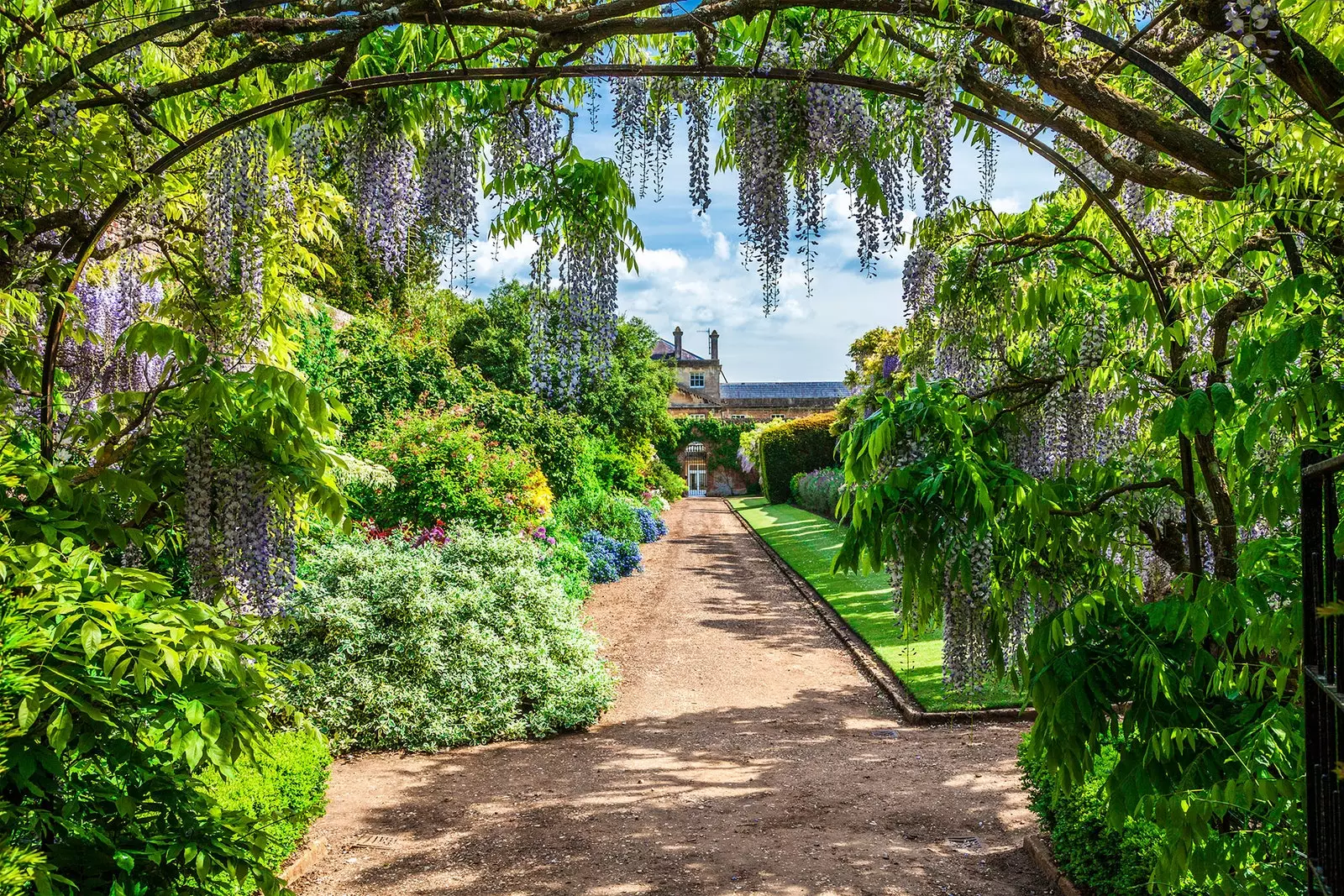 ทางเข้า Wisterialad สู่สวนส่วนตัวที่มีกำแพงล้อมรอบ