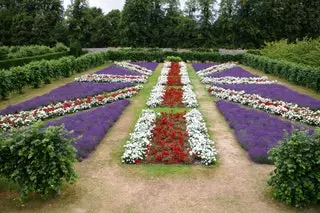 Ang Flag Garden nagkolor sa tanan nilang himaya