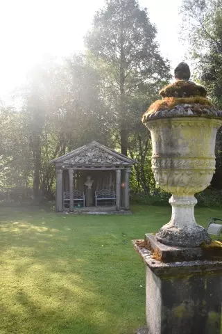 Stag Temple Garden yang diilhamkan oleh Isabel dan Julian Bannermans Antler Temple di Houghton Hall adalah tempat kedua-dua Phoebe dan...