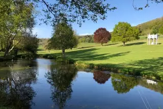 La infanoj Indigo Amara kaj Digby amas viziti la anasidojn sur la lago posttagmeze.