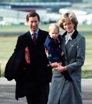 O príncipe Carlos coa princesa Diana e o príncipe Guillermo saíndo do aeroporto de Aberdeen rumbo a Balmoral en 1983.