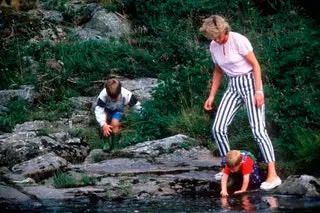 A princesa Diana co príncipe Guillermo e o príncipe Harry en Balmoral en 1987.