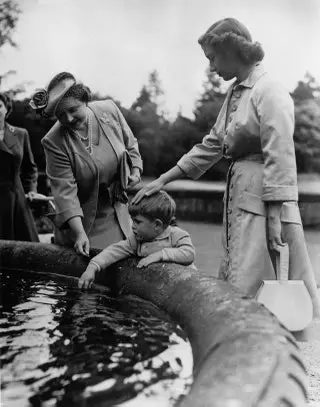 Princ Charles sa svojom tetkom, princezom Margaret i bakom kraljicom majkom na princezin 21. rođendan 1951.