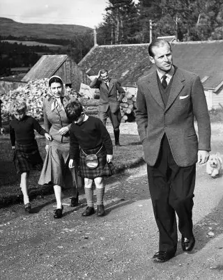 Kuningatar ja Edinburghin herttua prinsessa Annen ja prinssi Charlesin kanssa syyskuussa 1957.