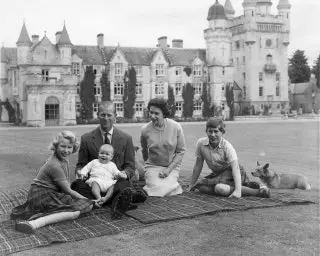 Kuningatar ja Edinburghin herttua lastensa prinsessa Anne Prince Andrew'n ja prinssi Charlesin kanssa syyskuussa 1960.