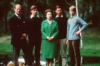 Královna s vévodou z Edinburghu Prince Andrew Prince Charles a Prince Edward na dovolené v Balmoral v roce 1975.