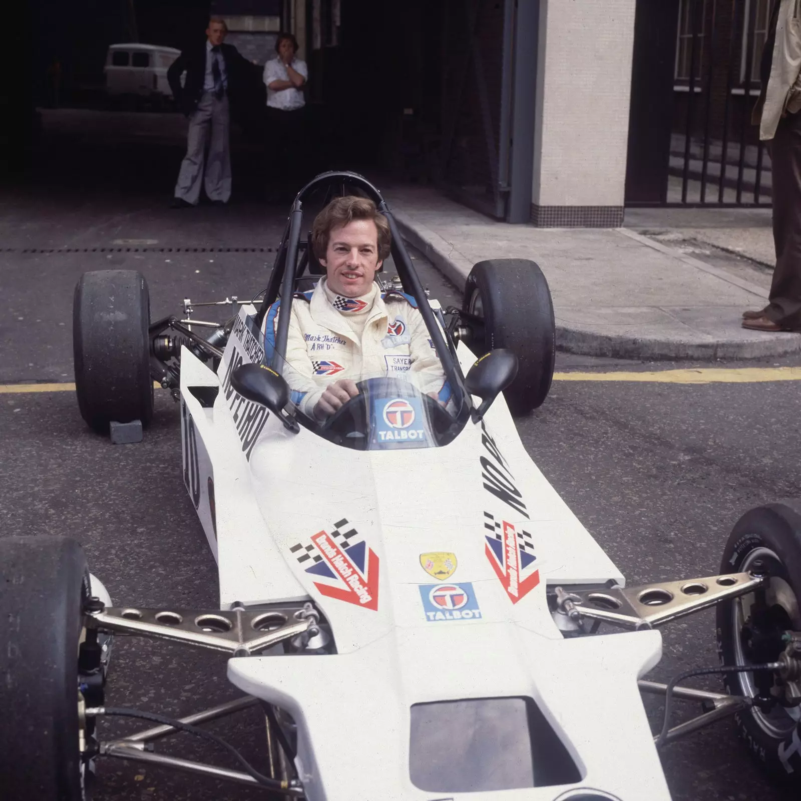 Mark Thatcher in 'n renmotor in Londen 1979