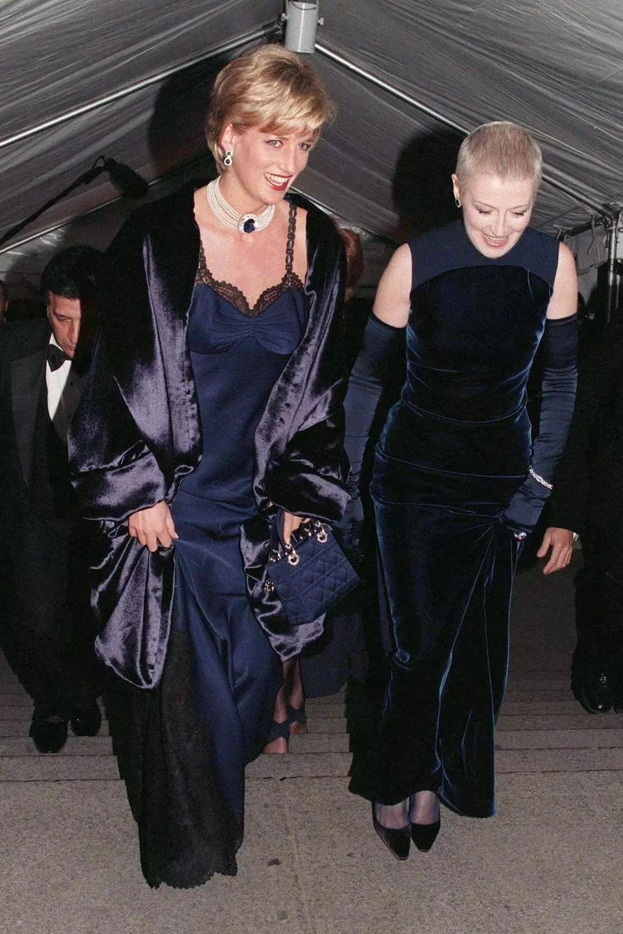 Diana Prinses van Wallis met haar Lady Dior-handsak by die Met Gala in 1996