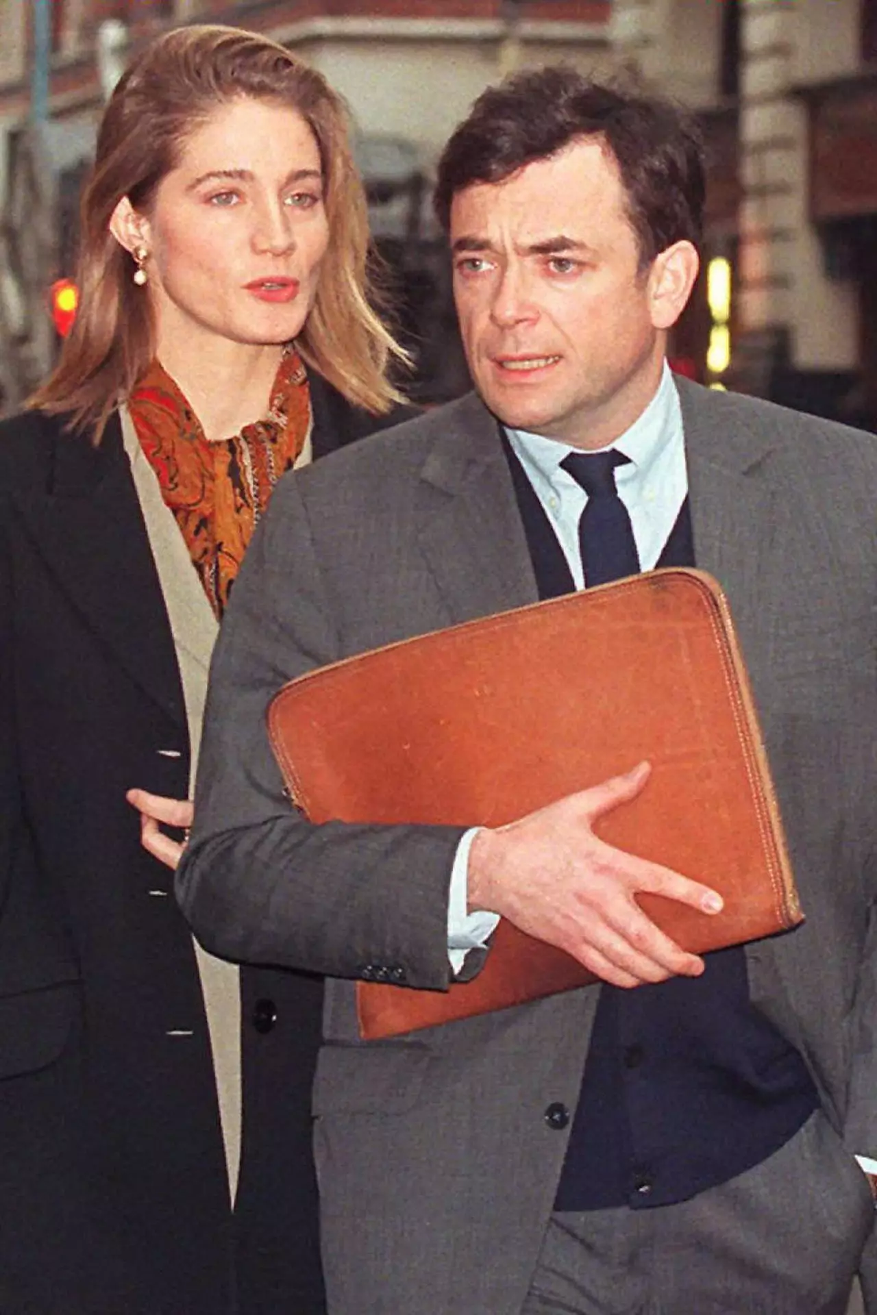 Ian Maxwell deja Chichester Rents Court con su esposa Laura Maxwell