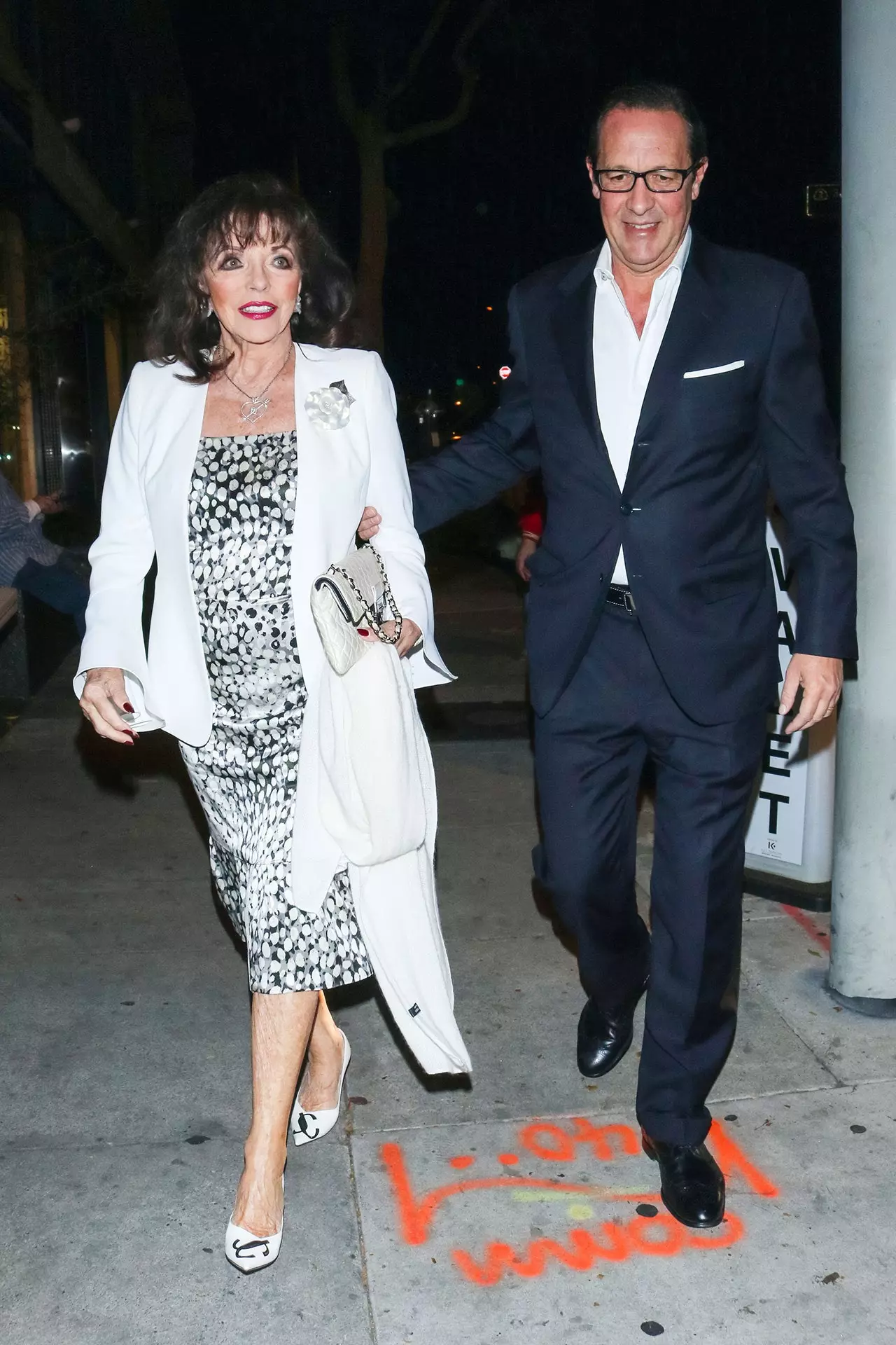 Joan Collins ma’ żewġha Percy Gibson