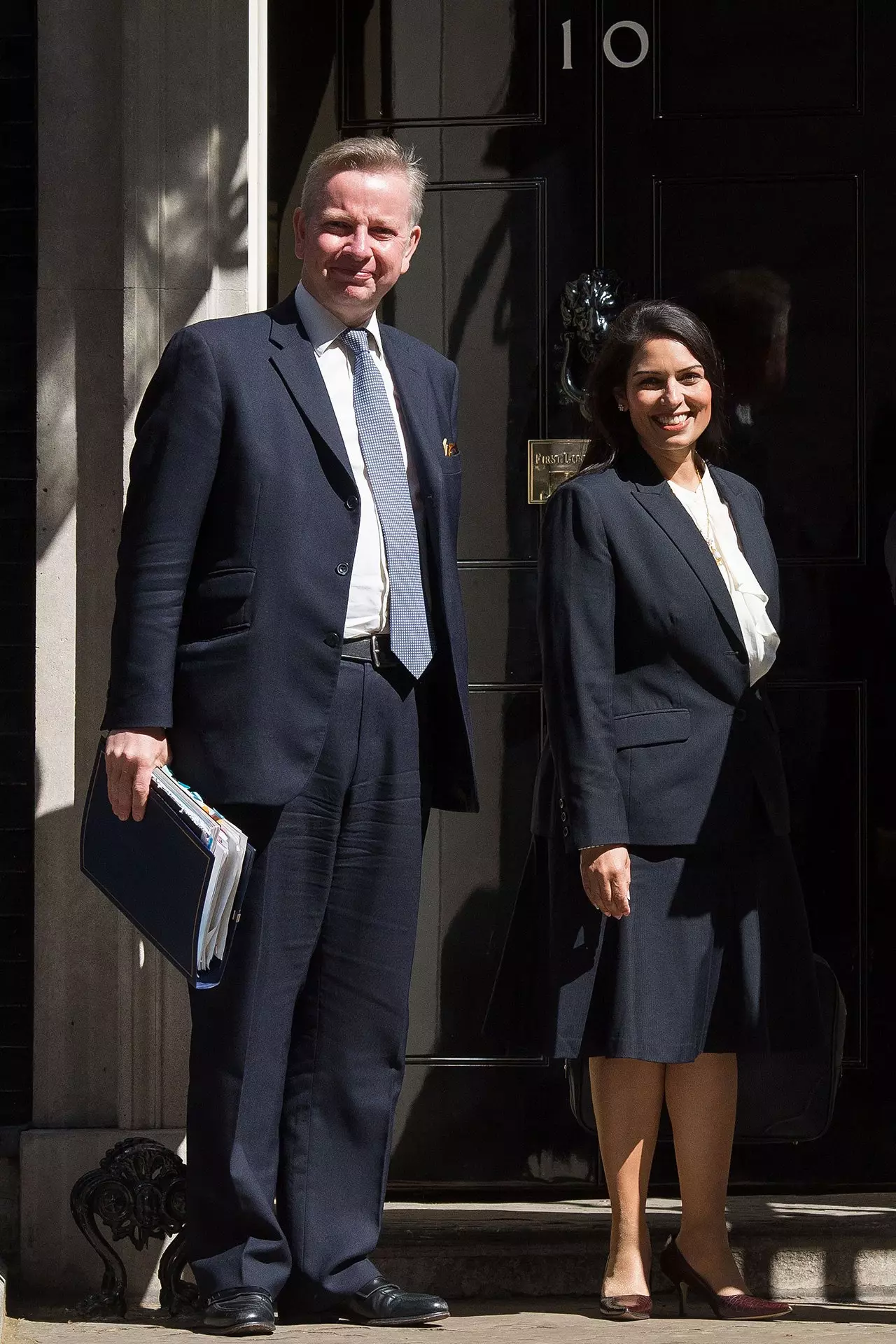 Michael Gove און Priti Patel אַרויס די 10 דאַונינג סטריט