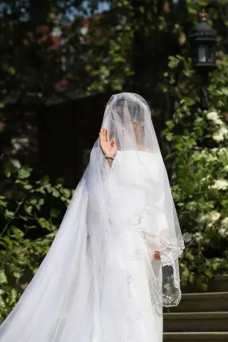 Kwa nini Meghan Markle alichagua Clare Waight Keller wa Givenchy kwa mavazi yake ya harusi 2384_11