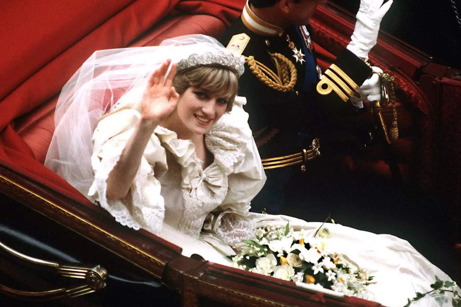 Princess Diana li Spencer Tiara di roja zewaca xwe de di sala 1981 de