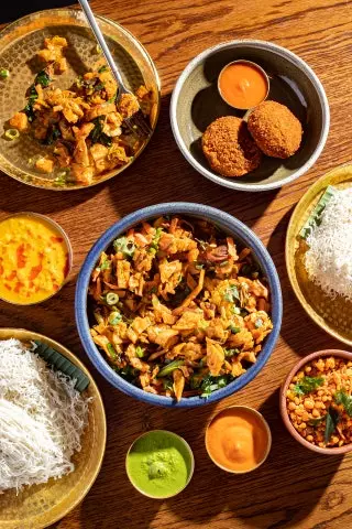 Hoppers masakan Sri Lanka lends sorangan ogé kana diet vegan. Kari sareng dals anu dibumbukeun anu nikmat disayogikeun sareng sangu.