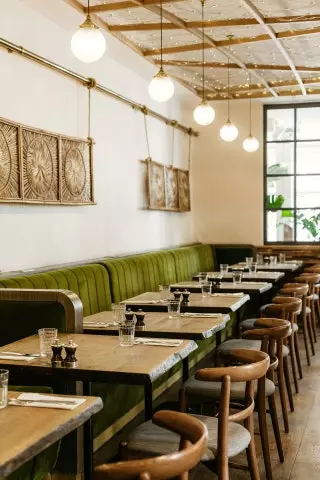 Farmacy Sadaya interior kayu pirang ramping sareng pot pepelakan rustic Camilla Fayeds buzzy Notting Hill spot parantos janten ...