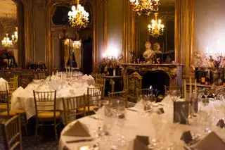 عشاء BlackTie استعد لحفلة منزلية لا مثيل لها. يستضيف Cliveden House أجمل ربطة عنق سوداء ...