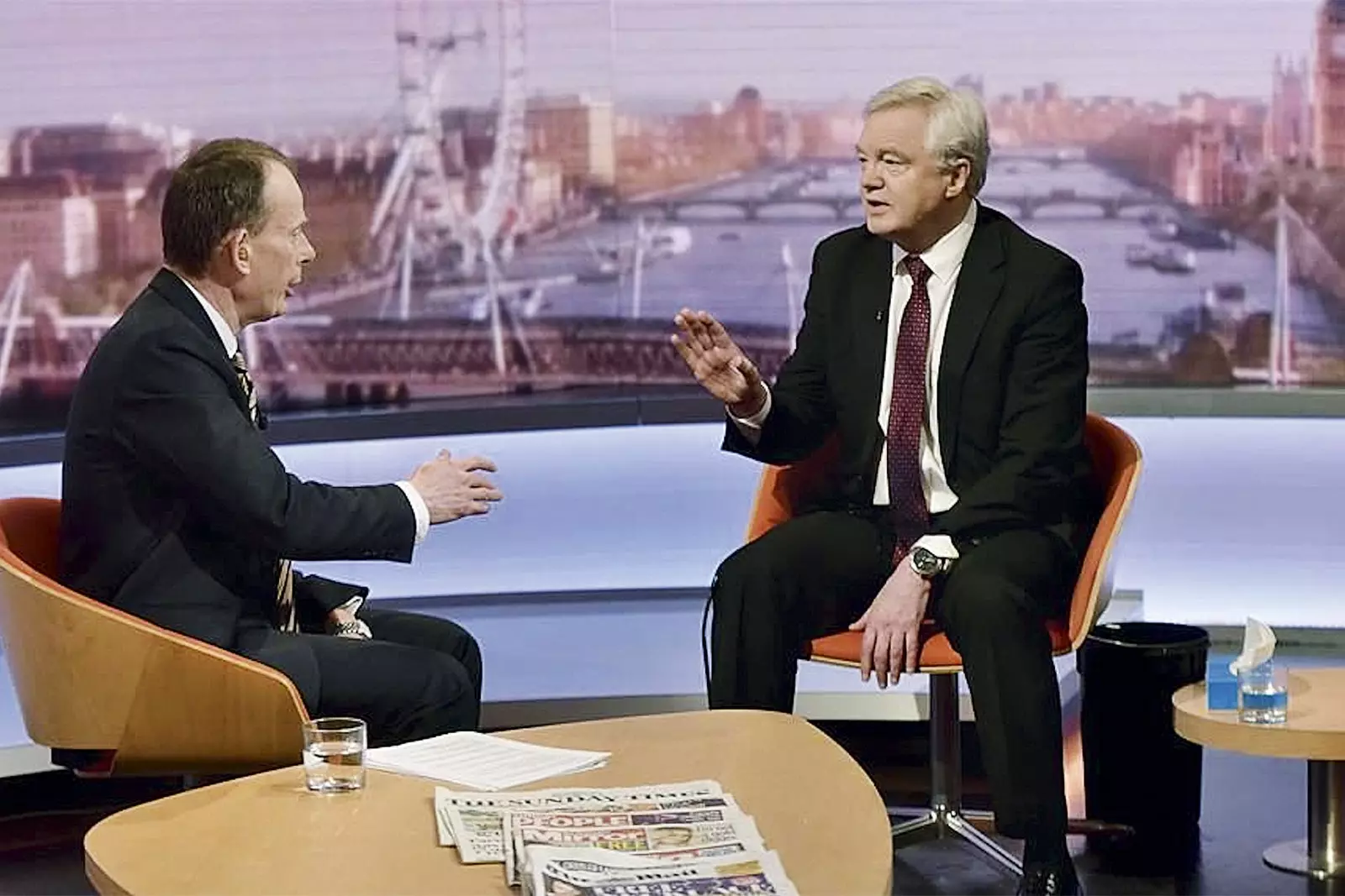 KAMPCHANCE David Davis på Andrew Marr Show mars 2018 mår dåligt med en hink redo bakom stolen