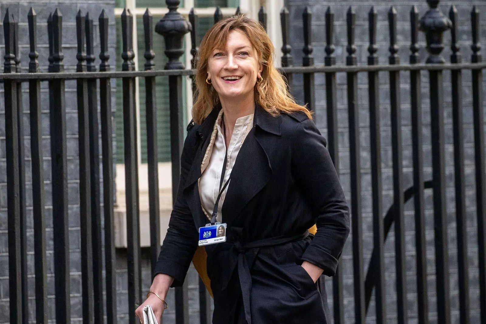 Allegra Stratton chegando em Downing Street para reuniões com o chanceler Rishi Sunak