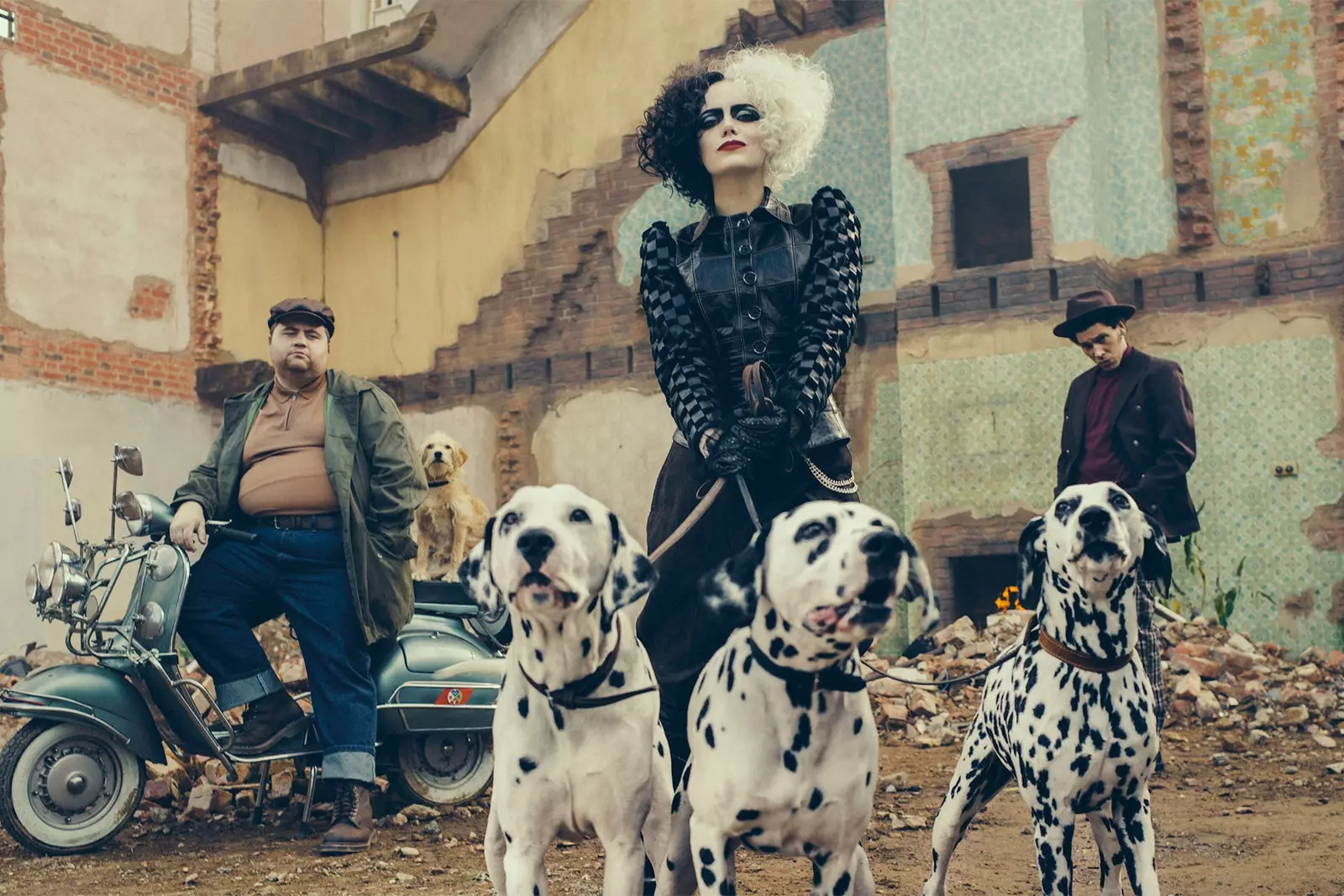 Joel Fry jako Jasper Paul Walter Hauser jako Horace a Emma Stone jako Cruella