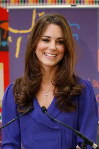 Ang Duchess of Cambridge nakit-an nga nagsul-ob niini nga kwintas nga diamante sa daghang beses nga una kaniadtong 2005 ...