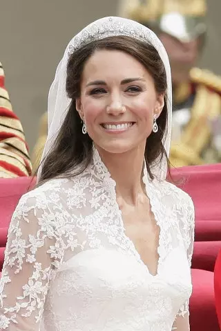 Sa adlaw sa iyang kasal niadtong Abril 2011, si Kate migawas nga nagsul-ob sa Cartier Halo Tiara sa iyang 'usa ka butang nga gihulam kaniya sa...