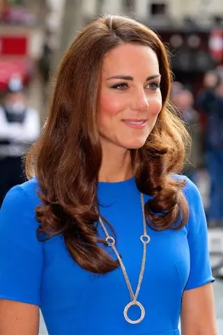 Berî Olîmpiyadên London 2012 Duchess of Cambridge beşdarî çalakiyek li Galeriya Portreya Neteweyî ya li ...