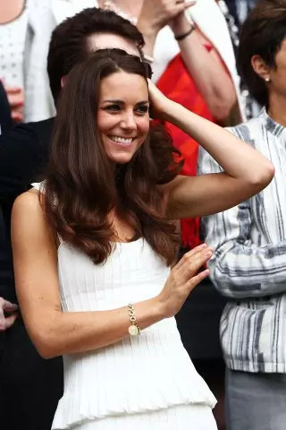 Según los informes, la duquesa de Cambridge recibió este grueso brazalete de oro de su suegra, la duquesa de...