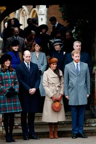 Natal munggaran Meghans di Sandringham Ngadamel transisi ka kulawarga karajaan Désémber 2017 ningali Meghan diondang ka…