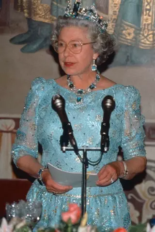 Die brasilianische Aquamarin-Parure-Tiara Das brasilianische Volk schenkte der Königin einen Diamant- und Aquamarin-Ohrring und...