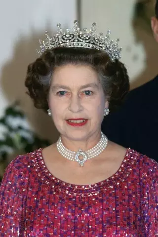 Der japanische Perlen-Halsreif Von der japanischen Regierung in den 80er Jahren für die Queen in Auftrag gegeben, ist dieser viersträngige Perlen-Choker...