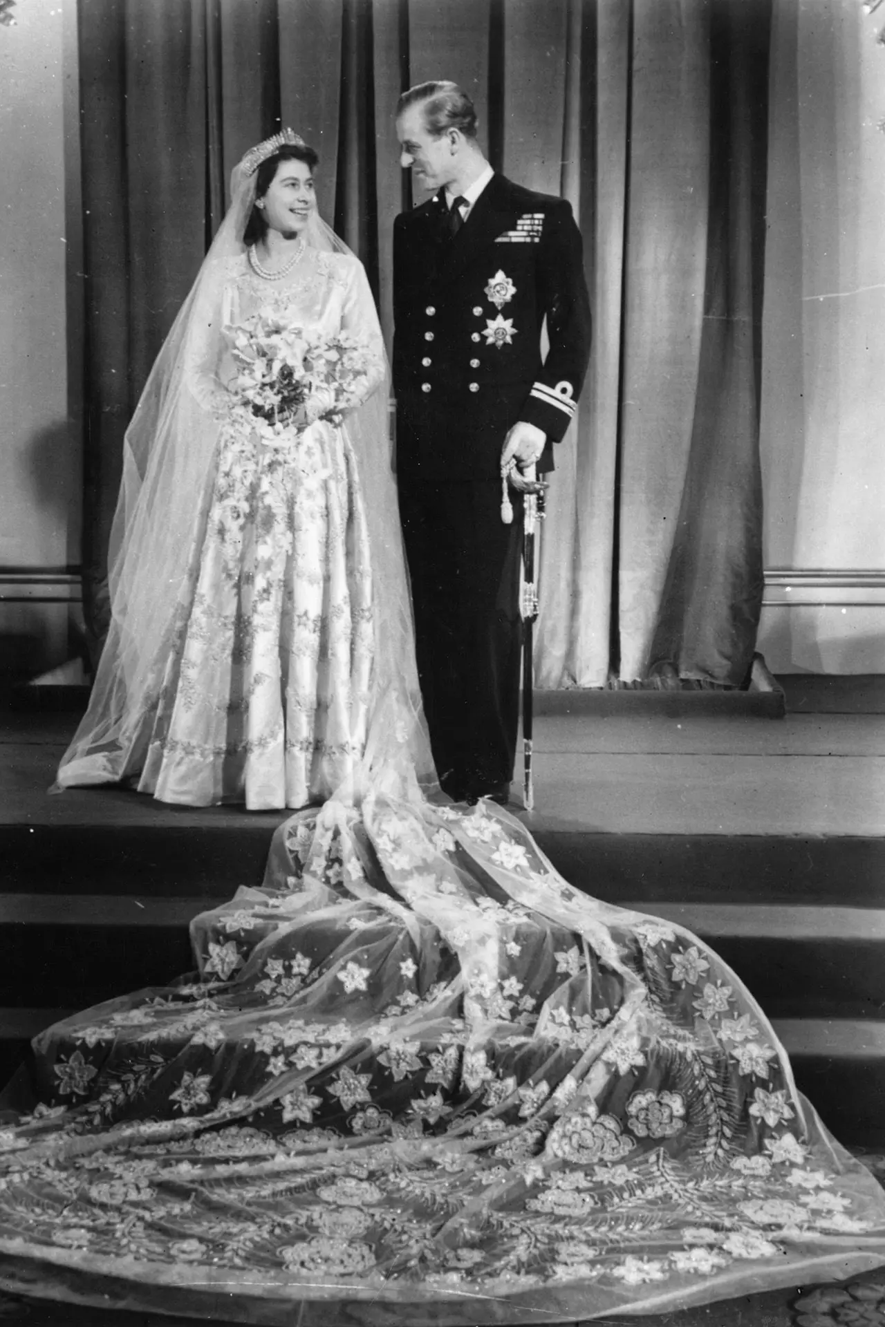 Ọmọ-binrin ọba Elizabeth pẹlu Philip Mountbatten ni ọjọ igbeyawo wọn