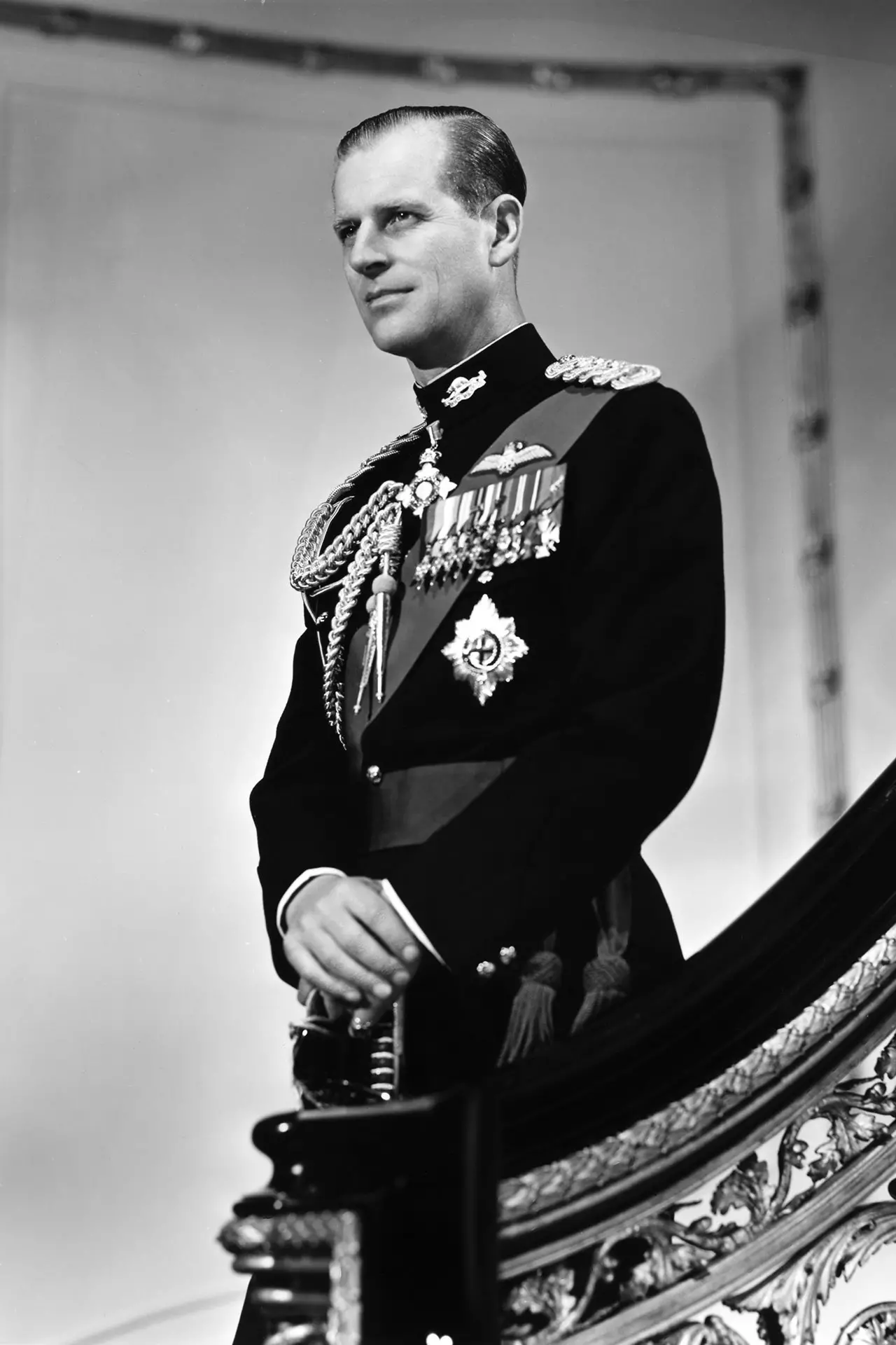 Prins Philip Duke of Edinburgh poserer til et portræt hjemme i Buckingham Palace 1958