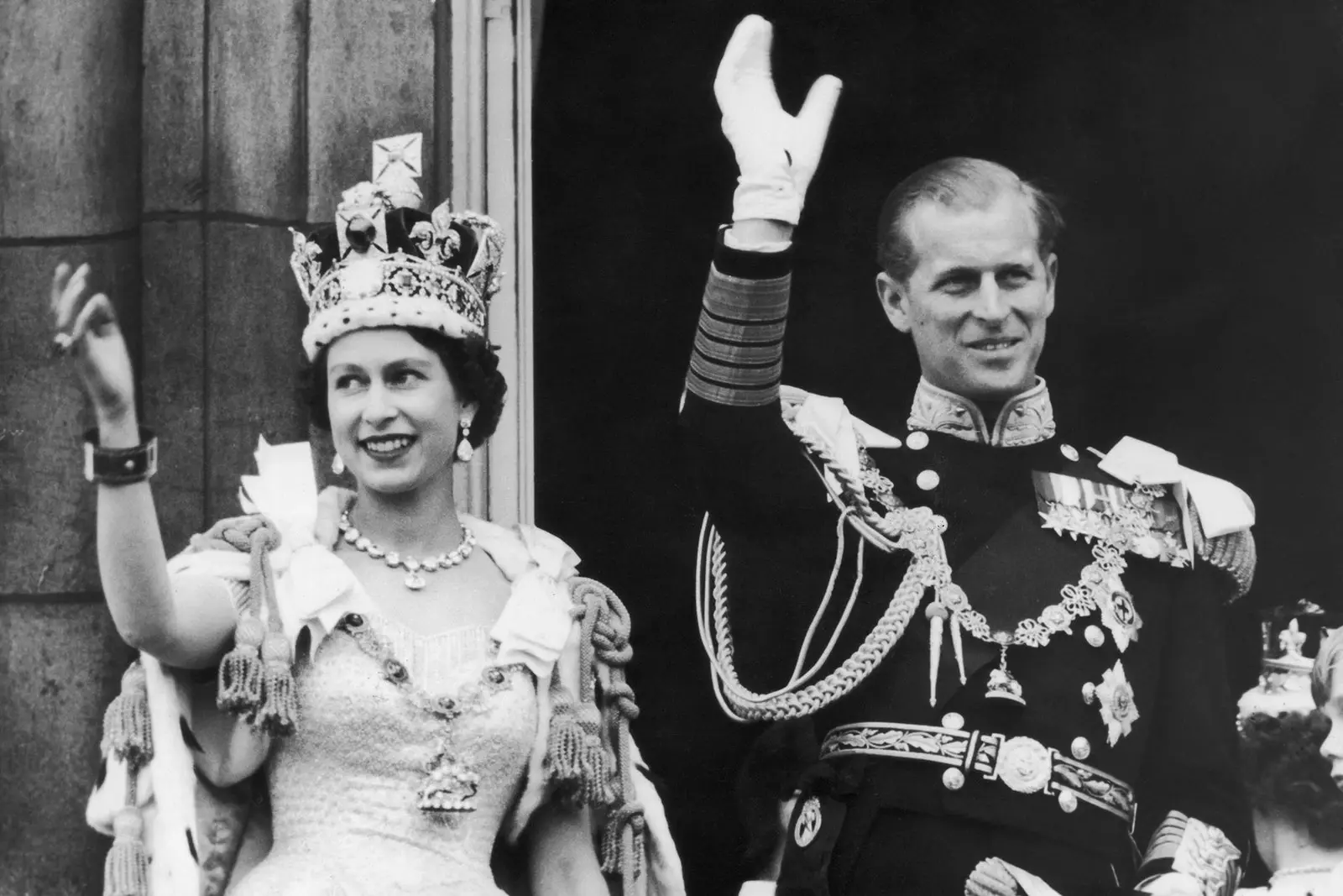 Dronning Elizabeth II og hertugen af Edinburgh vinker til folkemængderne fra balkonen ved Buckingham Palace efter dronningens...