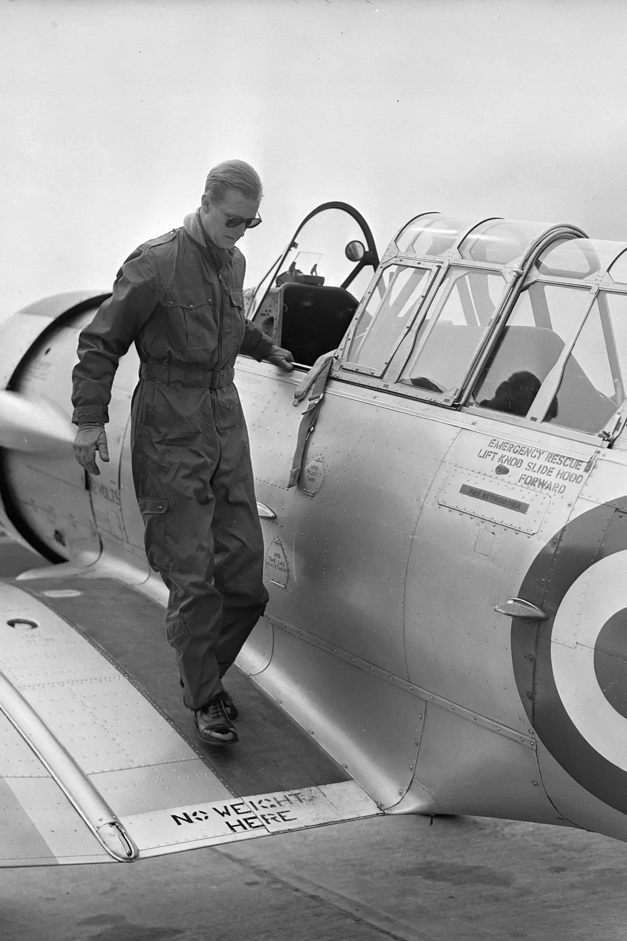 Герцог Единбурзький вилітає з літака Harvard Trainer після польоту в RAF White Waltham Berkshire, де він...