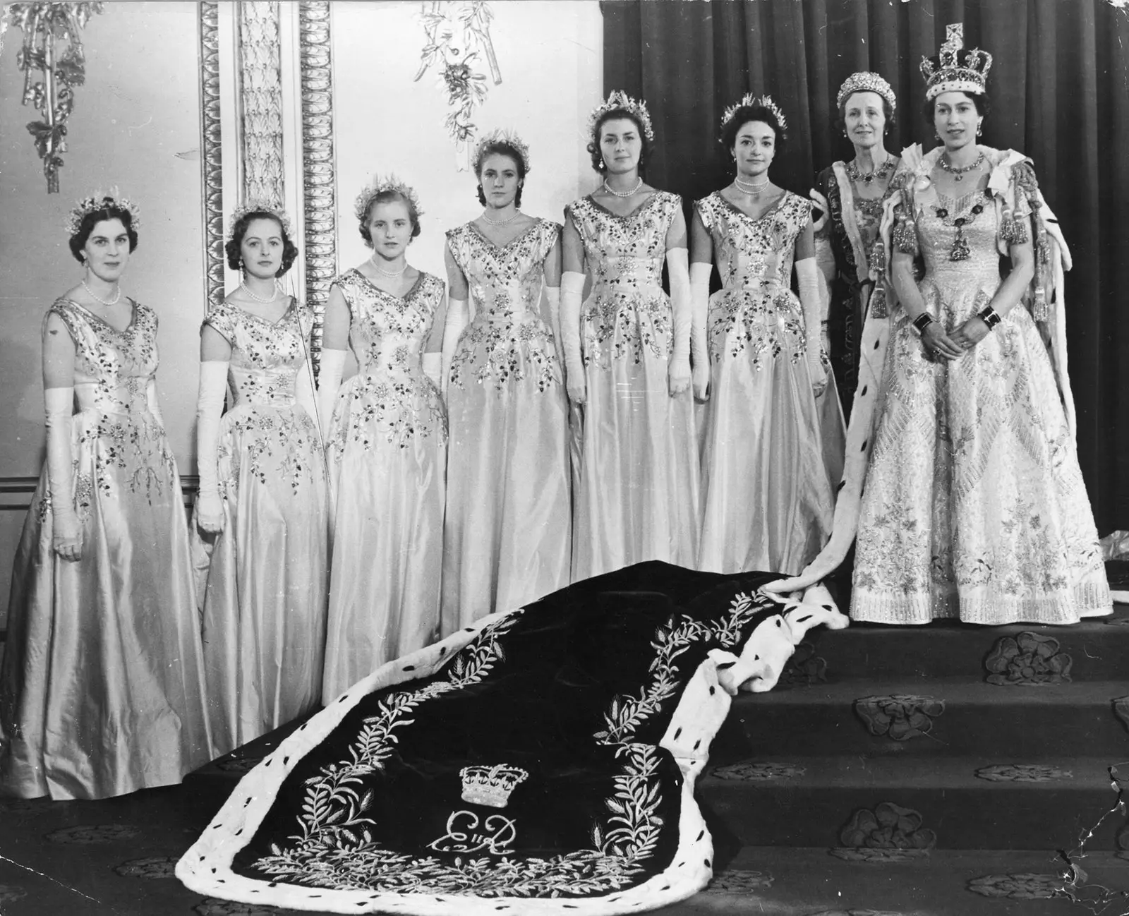 Kuninganna Elizabeth II koos oma teenijatega pärast kroonimist. Vasakult paremale Lady Moyra Hamilton Lady Rosemary...