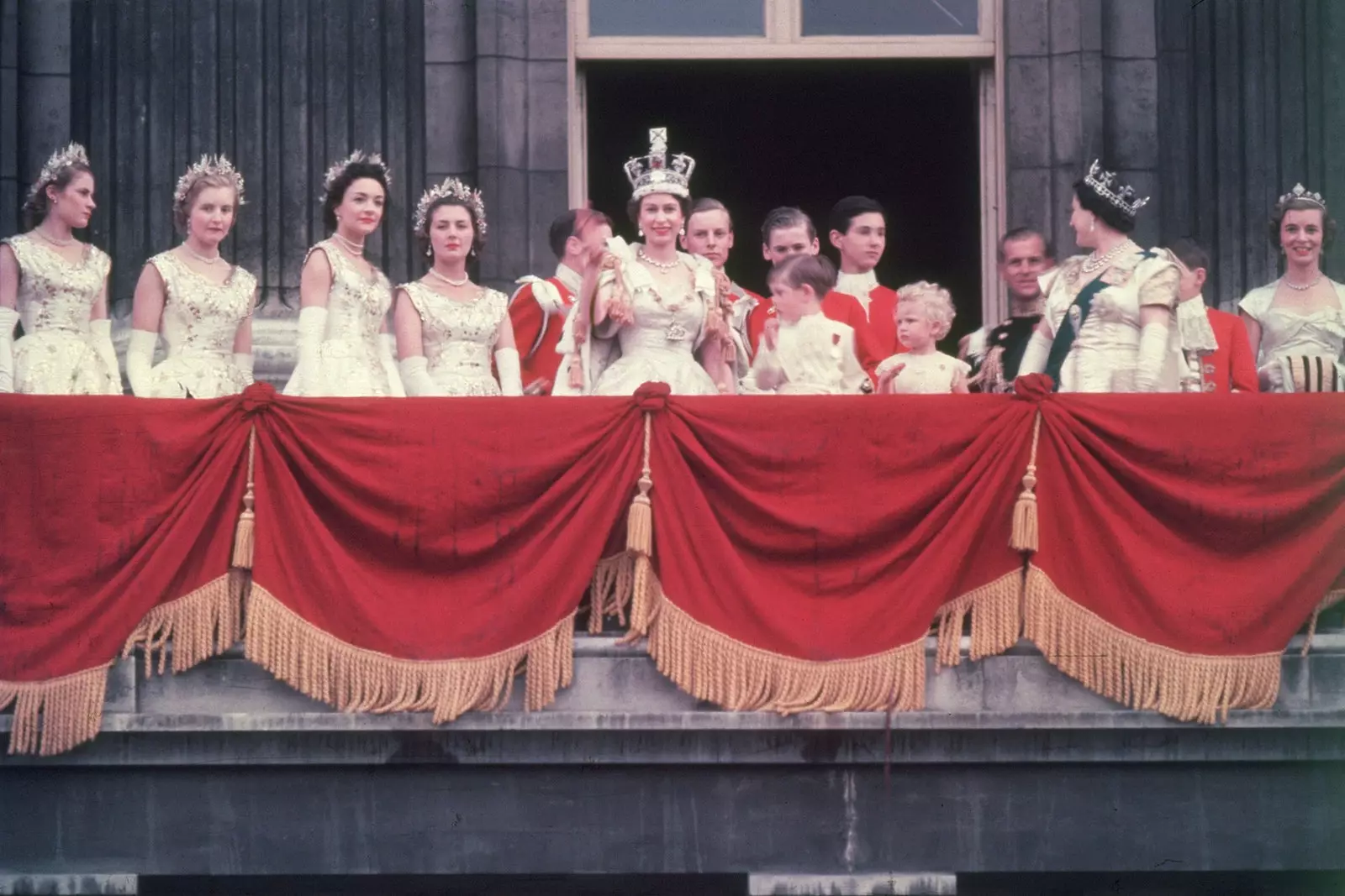 Mofumahali ea sa tsoa roesoa moqhaka o tsoka letšoele ho tsoa foranteng ea Buckingham Palace