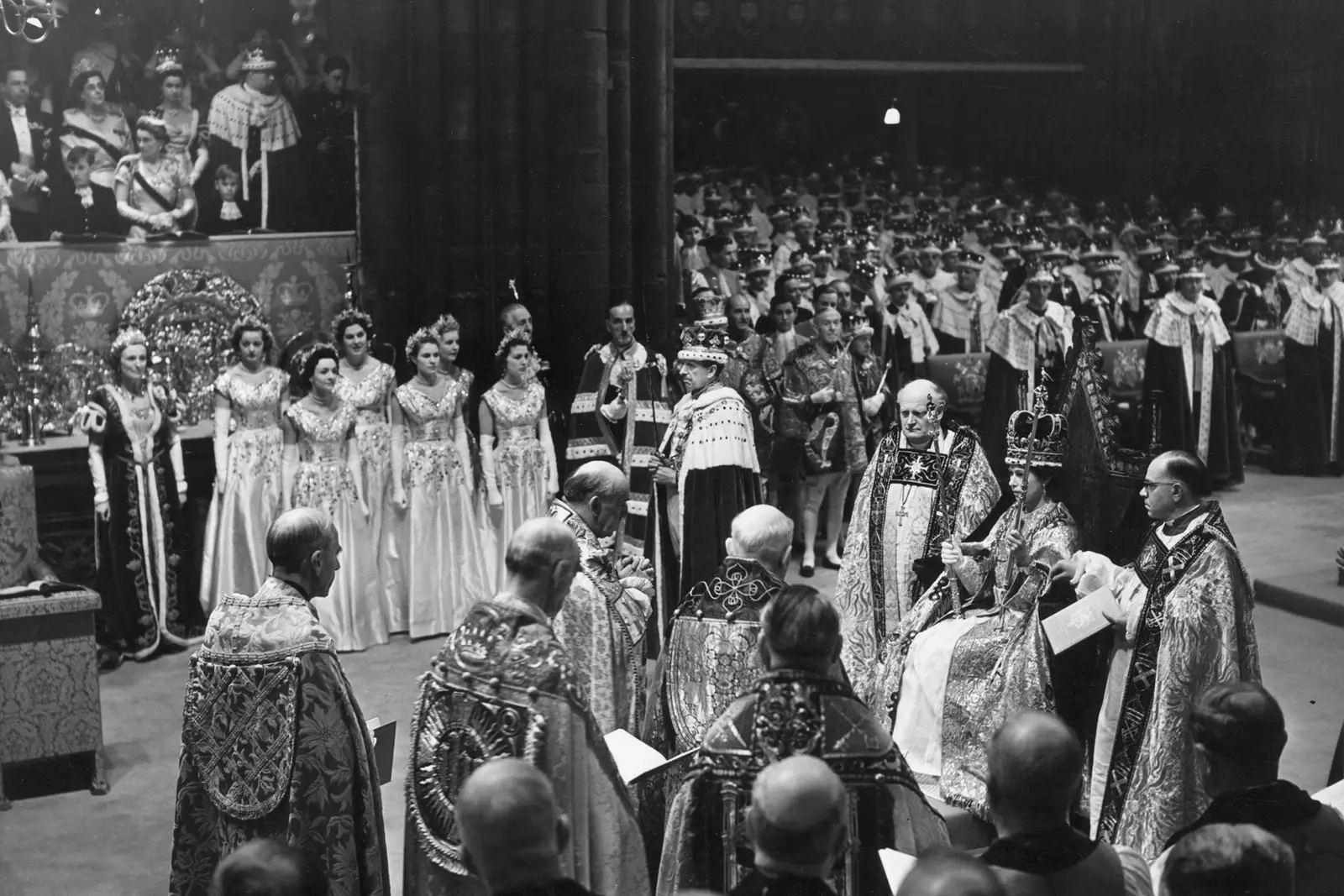 De koningin houdt de staf met duif in haar linkerhand en de scepter met kruis in haar rechterhand