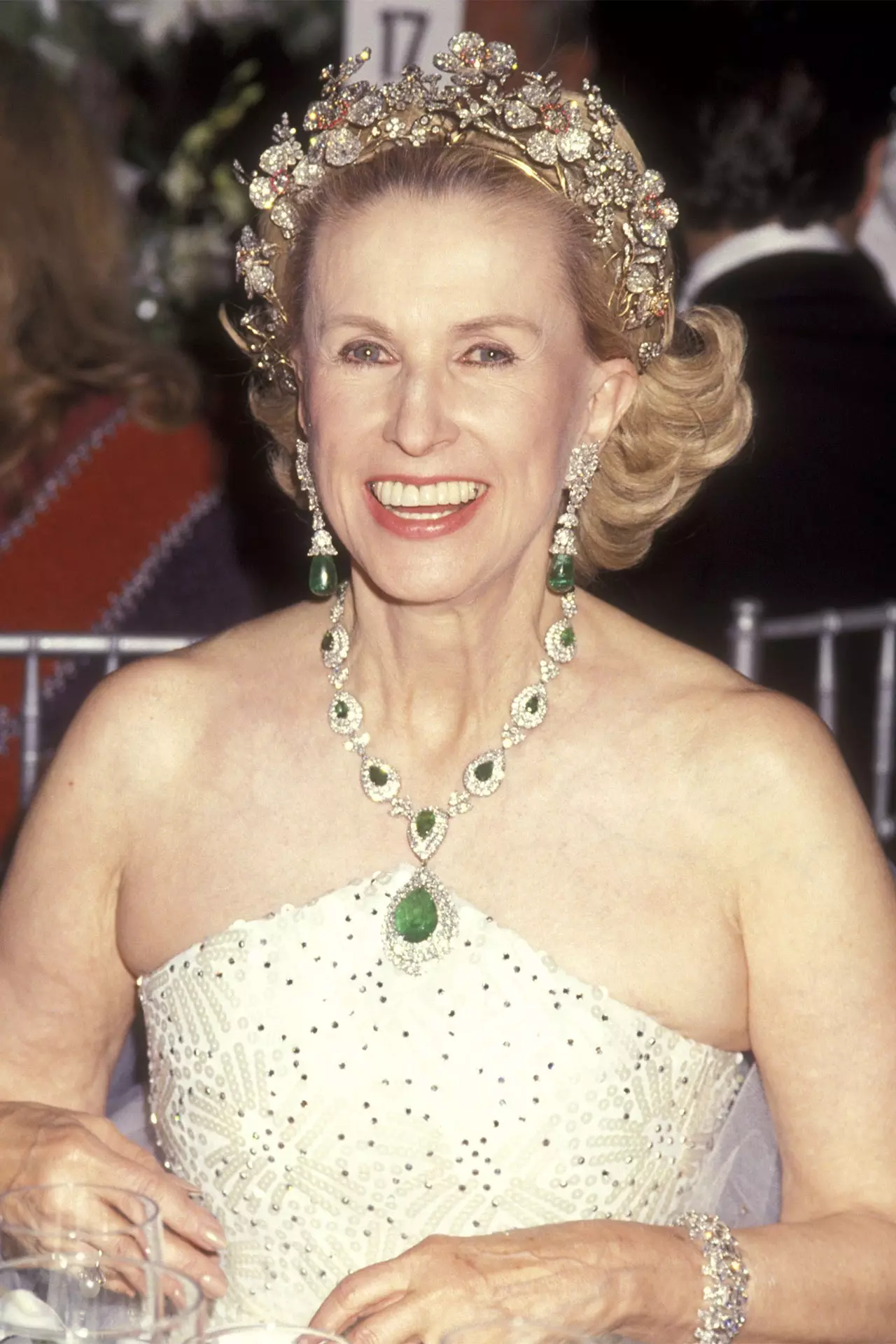 Marylou levando a tiara de flores silvestres durante a actuación da noite de apertura da Metropolitan Opera House de Nova York...