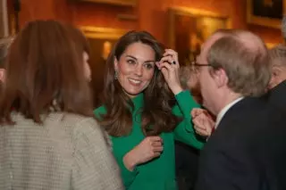 The Duchess of Cambridge និយាយជាមួយភ្ញៀវ