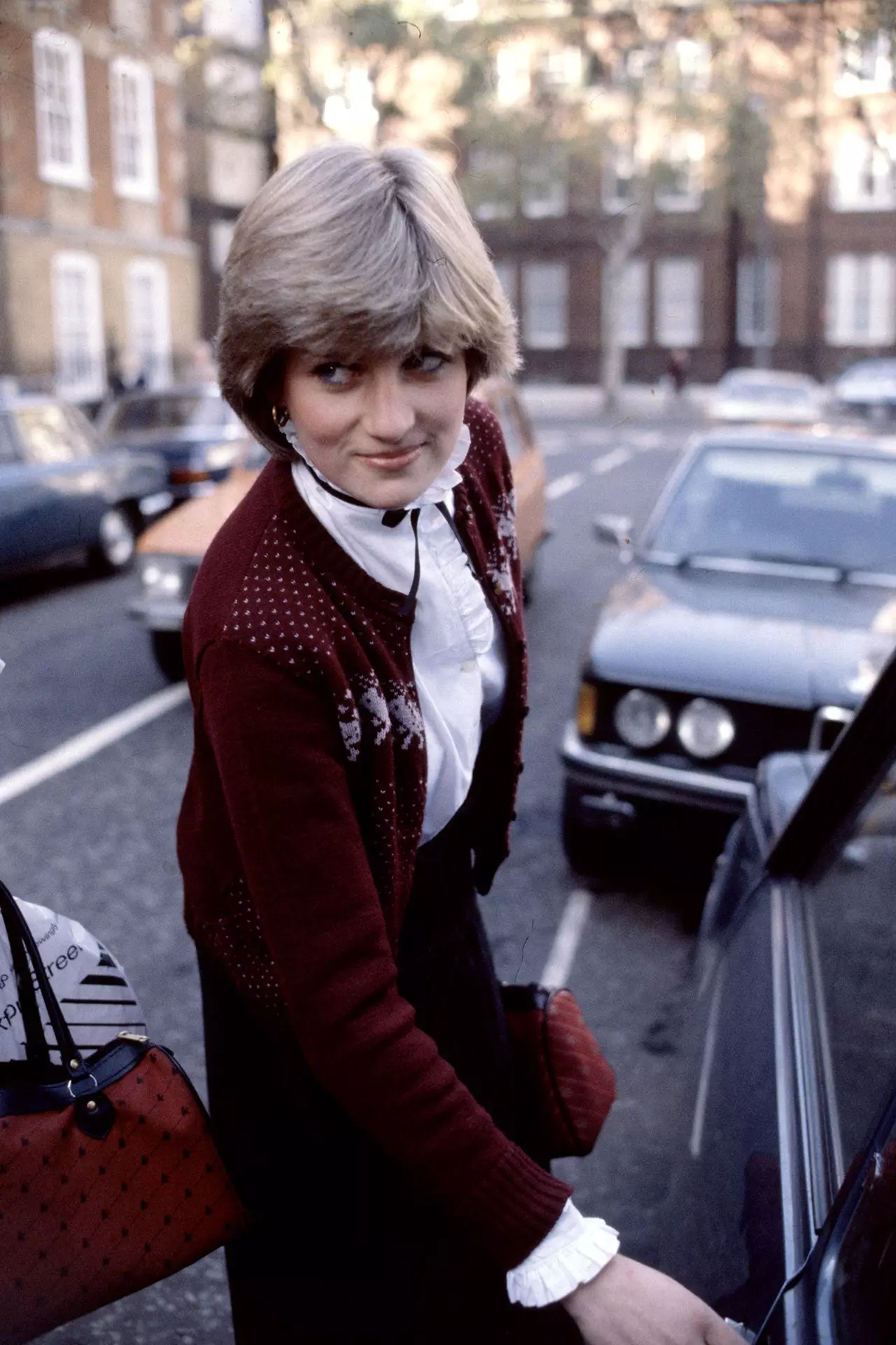 La princesa Diana fuera de su apartamento Coleherne Court 1980