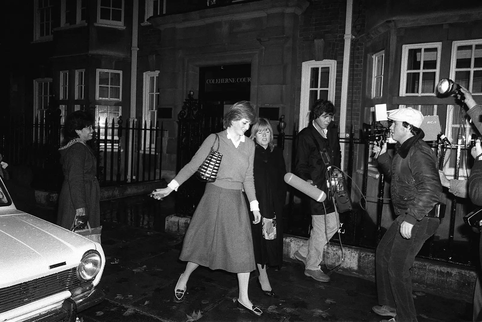 La princesa Diana con los medios fuera de Coleherne Court 1980