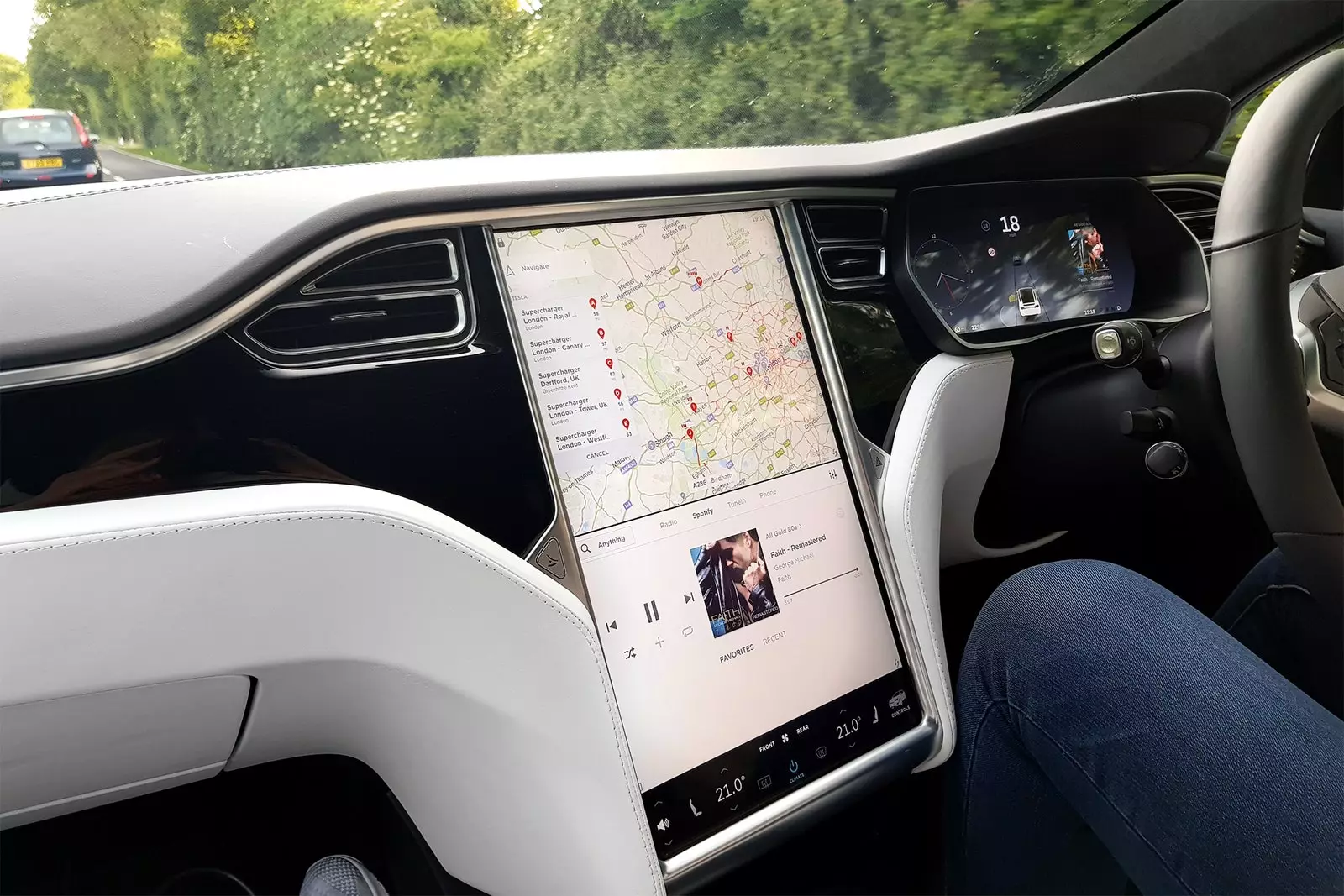 Tesla Model X awtoulagyna syn