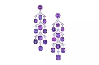 Auskarai su violetiniais safyrais ir deimantais iš balto aukso POA moussaieffjewellers.com