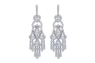 Brincos Lustre Fanfare com diamantes e madrepérola em ouro branco POA garrard.com