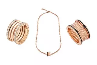 Fourband na singsing sa rose gold at diamond 9950 bulgari.com Rose gold pendant necklace na may studded spiral at itim...