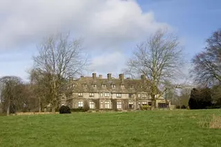 Swinbrook House Oxfordshire Lord Redesdale qet plan nekiribû ku Asthall bike xaniyek daîmî û di sala 1926 de malbata ...