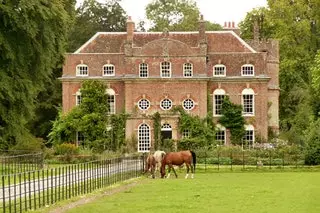 Biddesden House Wiltshire Ora una scuderia araba, la casa era precedentemente di proprietà di Bryan Guinness, poi Lord Moyne...