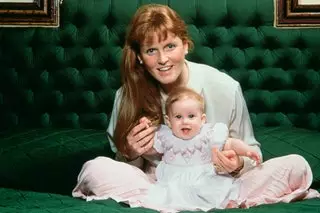 Musikana mudiki anga atove mufananidzo wekupfira waamai vake Sarah Ferguson the Duchess of York muna 1989 naye ...