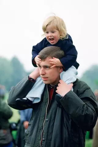 Pamoja na baba yake, Duke wa York mnamo 1990 wote Princess Beatrice na dada yake Princess Eugenie wamekuwa karibu kila wakati ...